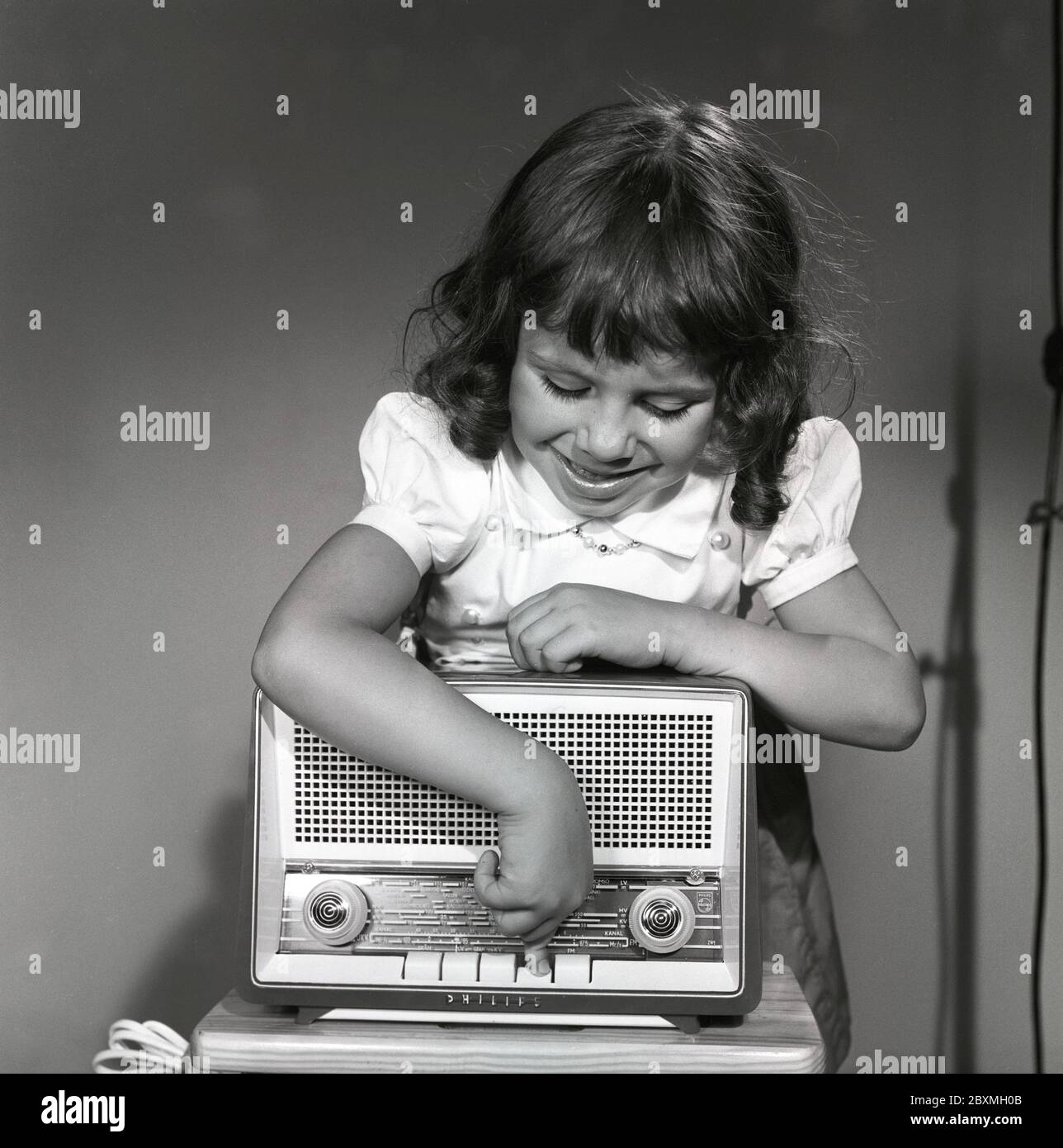 In den 1950er Jahren. Ein Mädchen mit einem Philips Radio-Set. Auf der ...