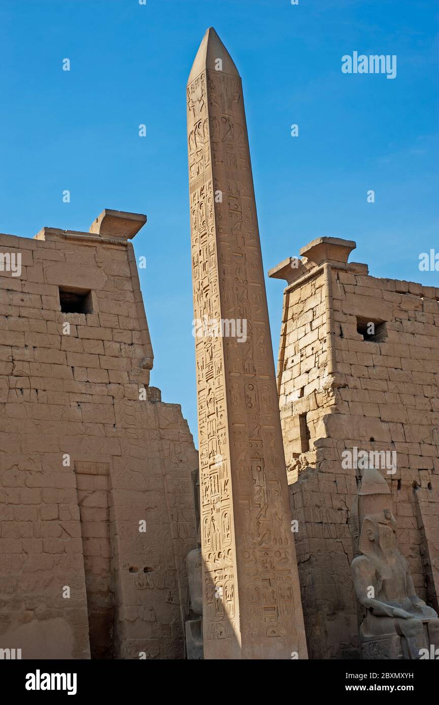 Großer alter ägyptischer Obelisk am Eingang des Tempels von Luxor mit ...