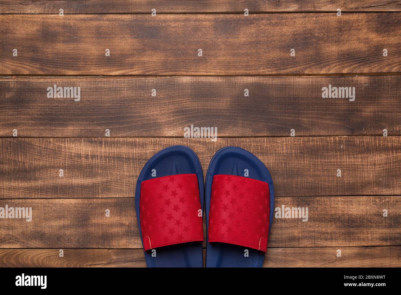Red flip flops -Fotos und -Bildmaterial in hoher Auflösung – Alamy