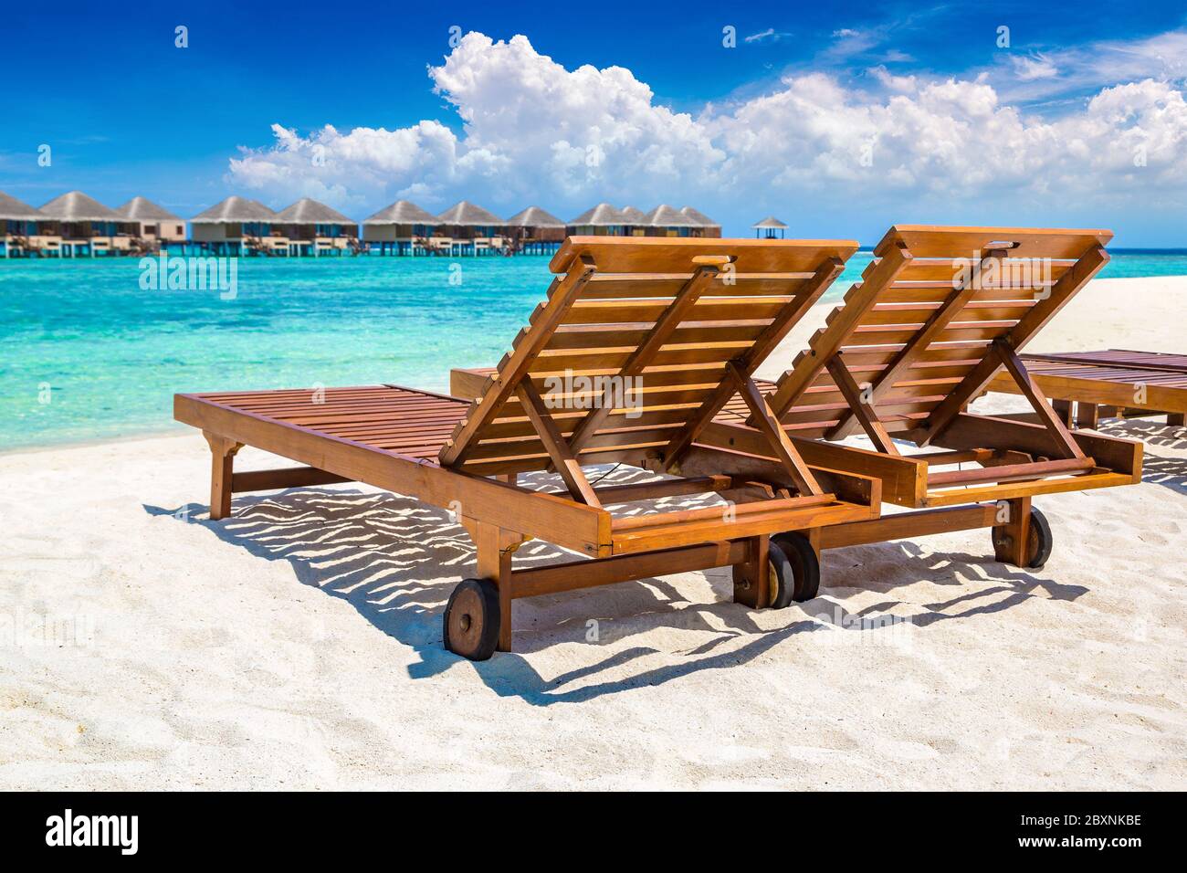 Sonnenliege am strand -Fotos und -Bildmaterial in hoher Auflösung – Alamy