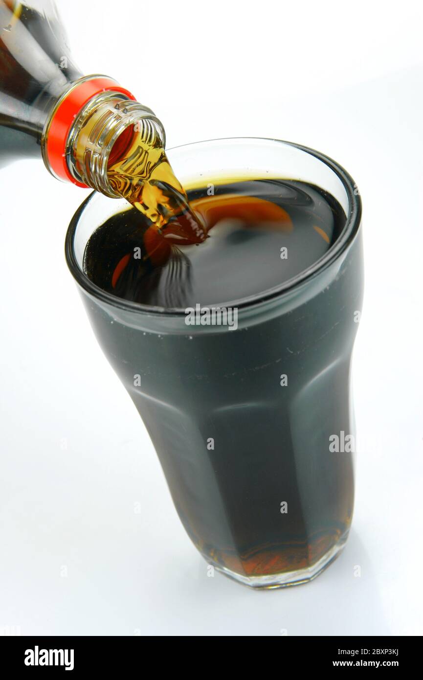 Pouring coca cola -Fotos und -Bildmaterial in hoher Auflösung – Alamy