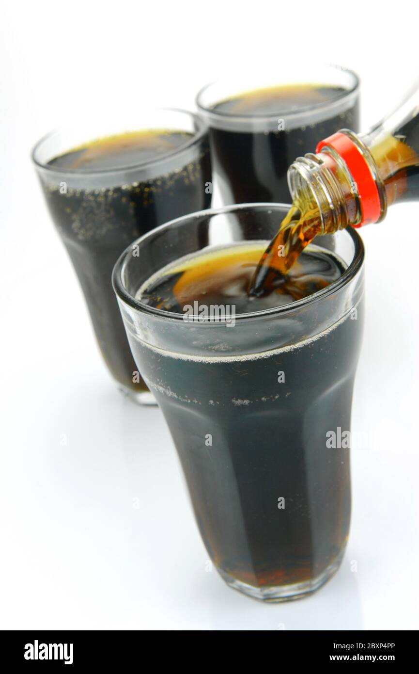 Pouring coca cola glass -Fotos und -Bildmaterial in hoher Auflösung – Alamy
