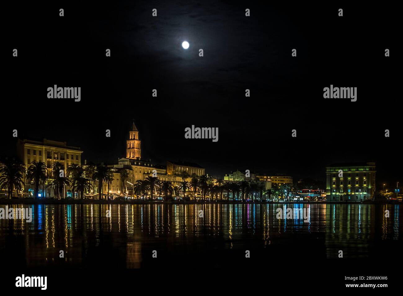 Split waterfront bei nacht -Fotos und -Bildmaterial in hoher Auflösung ...