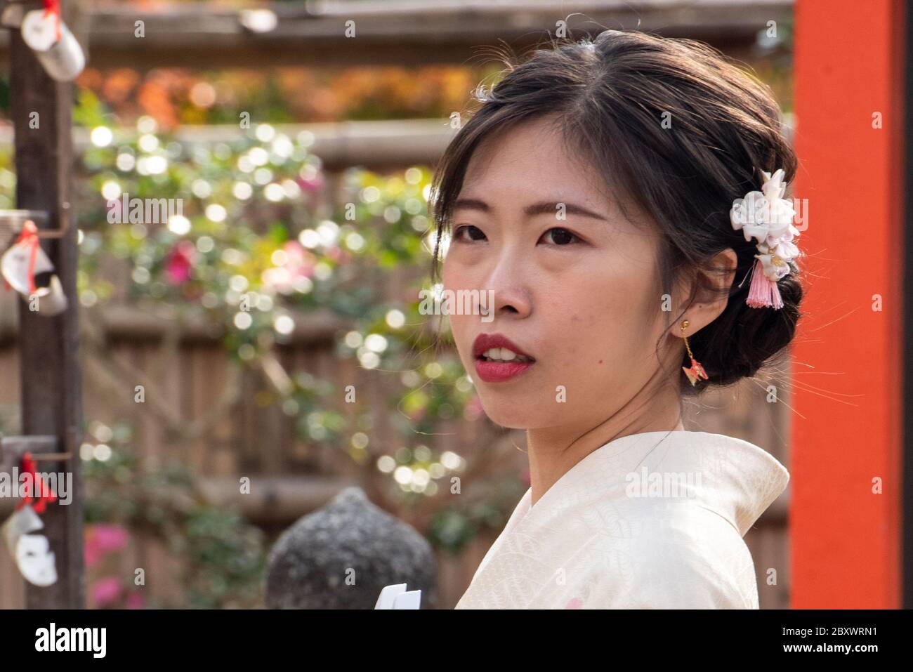 Frau in traditioneller japanischer kleidung -Fotos und -Bildmaterial in ...