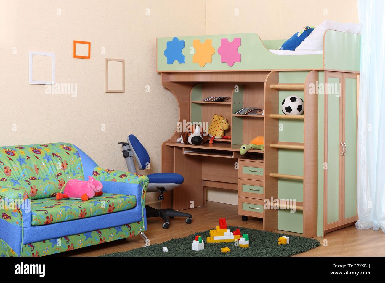Farbbild kinderzimmer -Fotos und -Bildmaterial in hoher Auflösung – Alamy