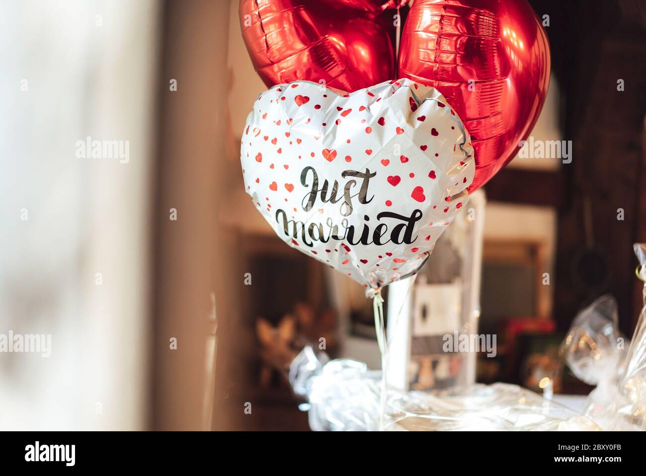 Romantische Gruppe von aufgeblasenen Kunststoff-Ballon in Herzform. Ein ... Romantische Gruppe von aufgeblasenen Kunststoff-Ballon in Herzform. Ein ...