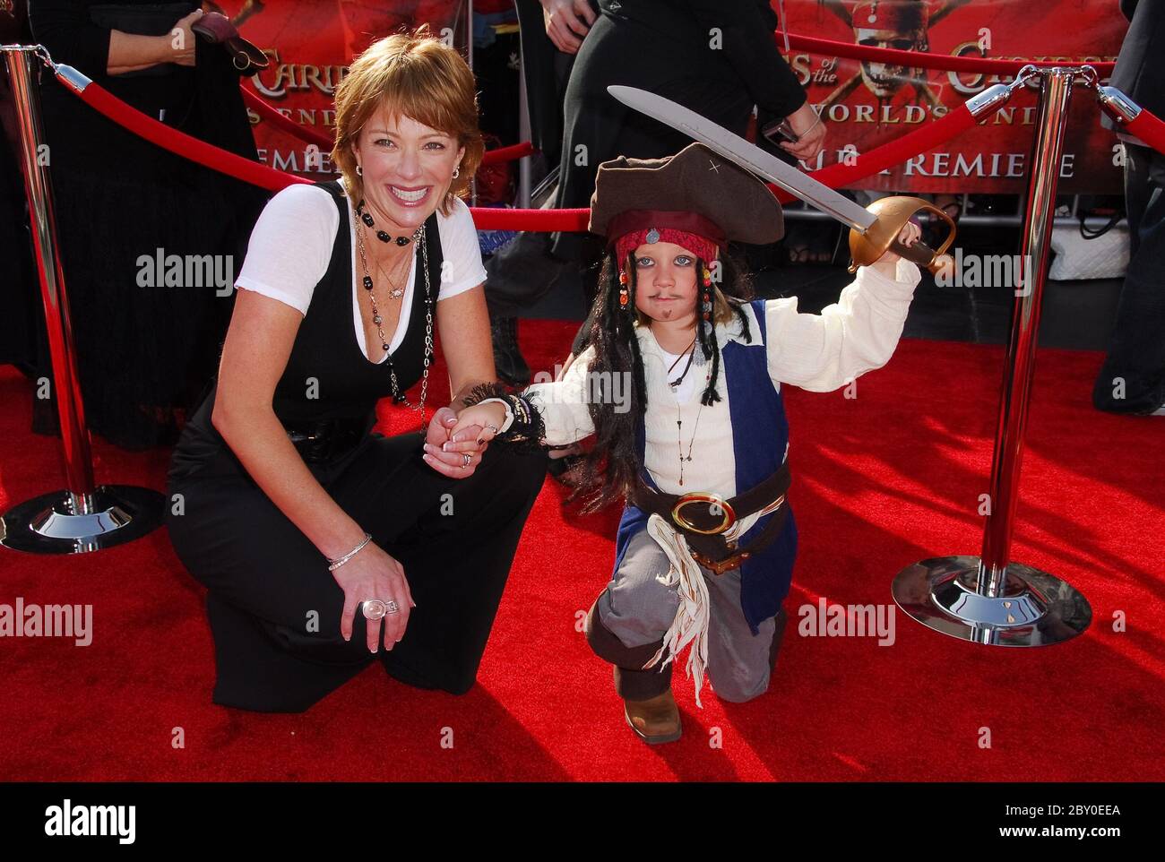 Lauren holly und sohn azar -Fotos und -Bildmaterial in hoher Auflösung ...