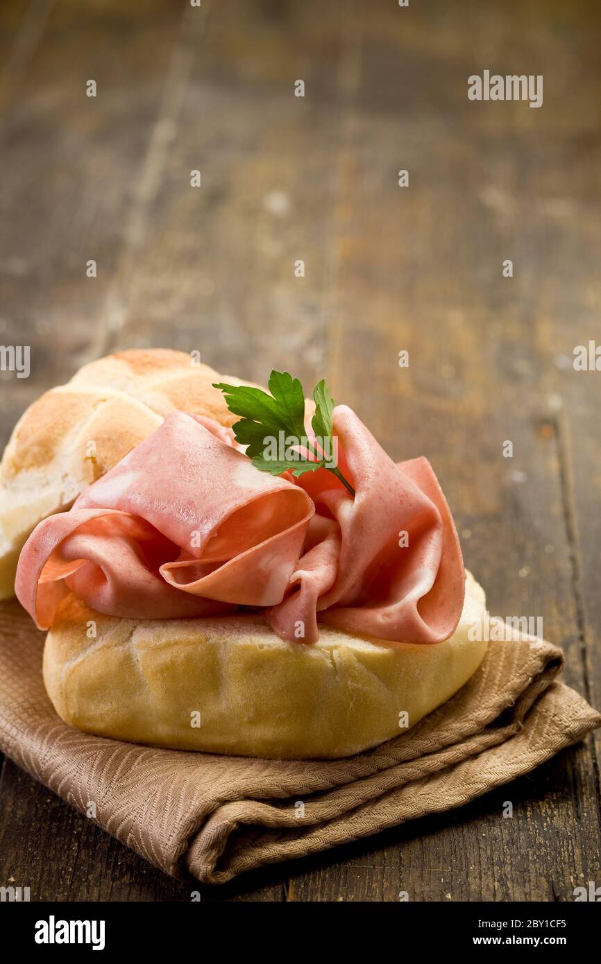 Bologna wurstsandwich -Fotos und -Bildmaterial in hoher Auflösung – Alamy