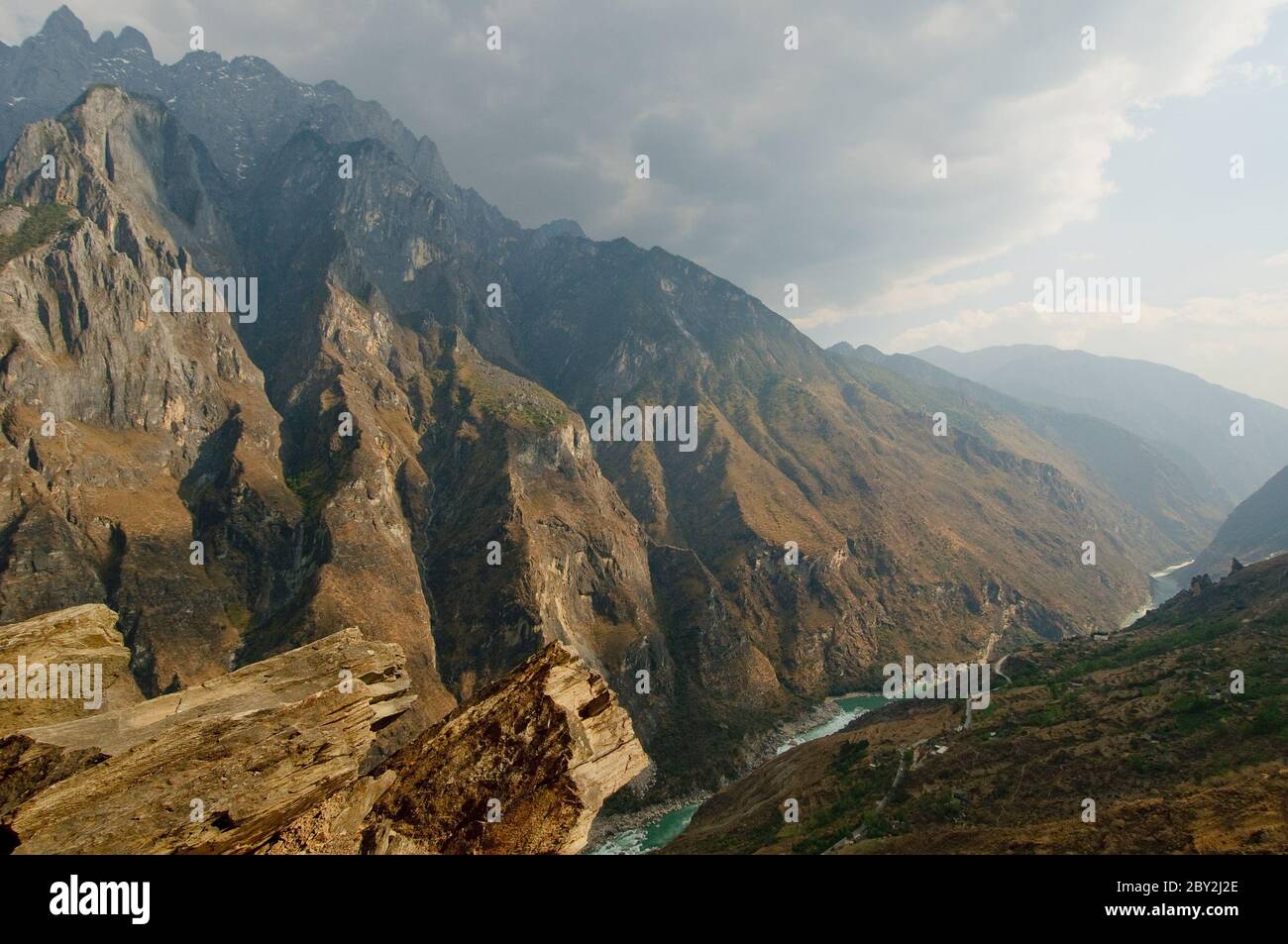 Tiger springende schlucht -Fotos und -Bildmaterial in hoher Auflösung ...
