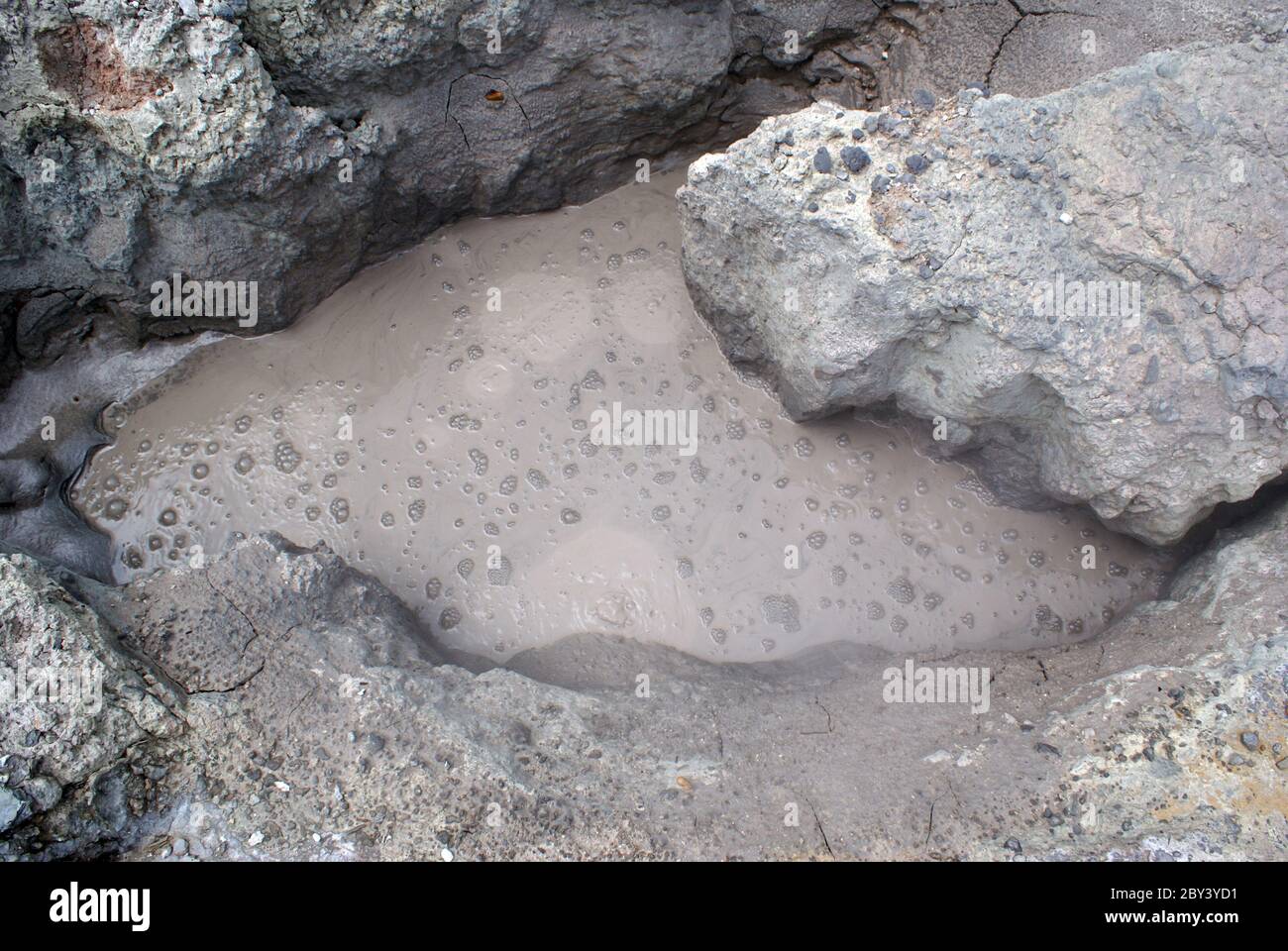 Schlamm vulkan ausbrechenden schlamm -Fotos und -Bildmaterial in hoher ...