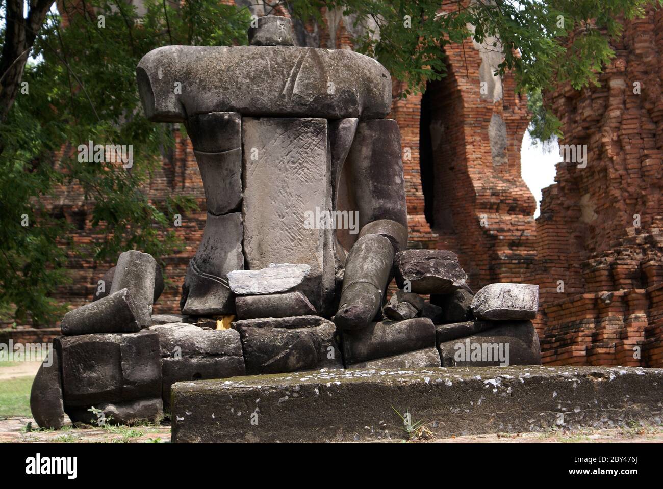 Buddha sitzt beten -Fotos und -Bildmaterial in hoher Auflösung – Alamy