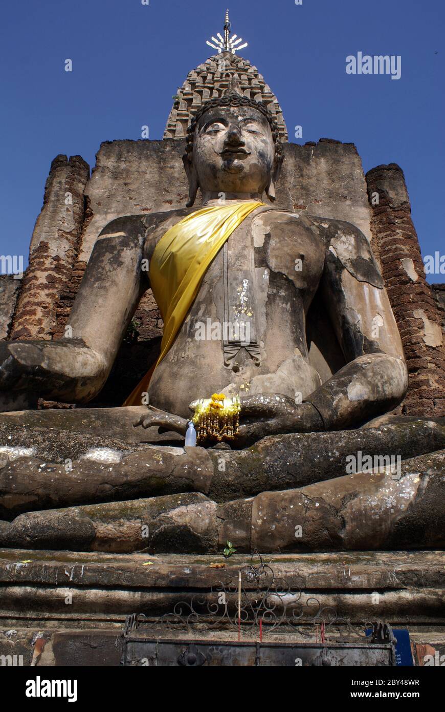 Buddha sitzt beten -Fotos und -Bildmaterial in hoher Auflösung – Alamy