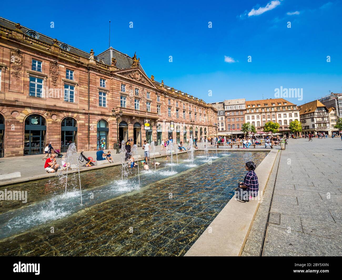 Statue european parliament strasbourg -Fotos und -Bildmaterial in hoher ...