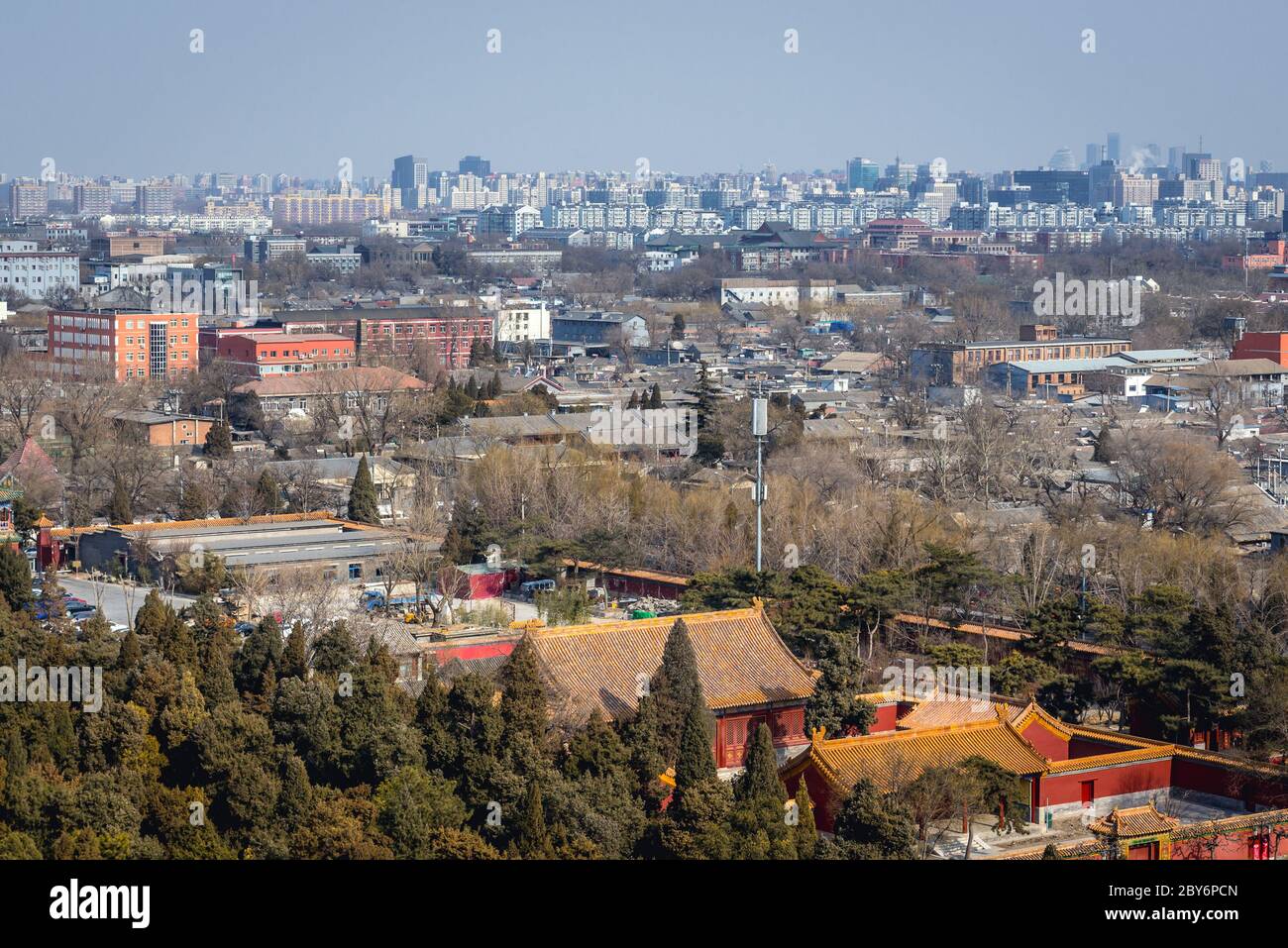 Luftbild von der Bergkuppe des Jingshan Park in Peking, China ...