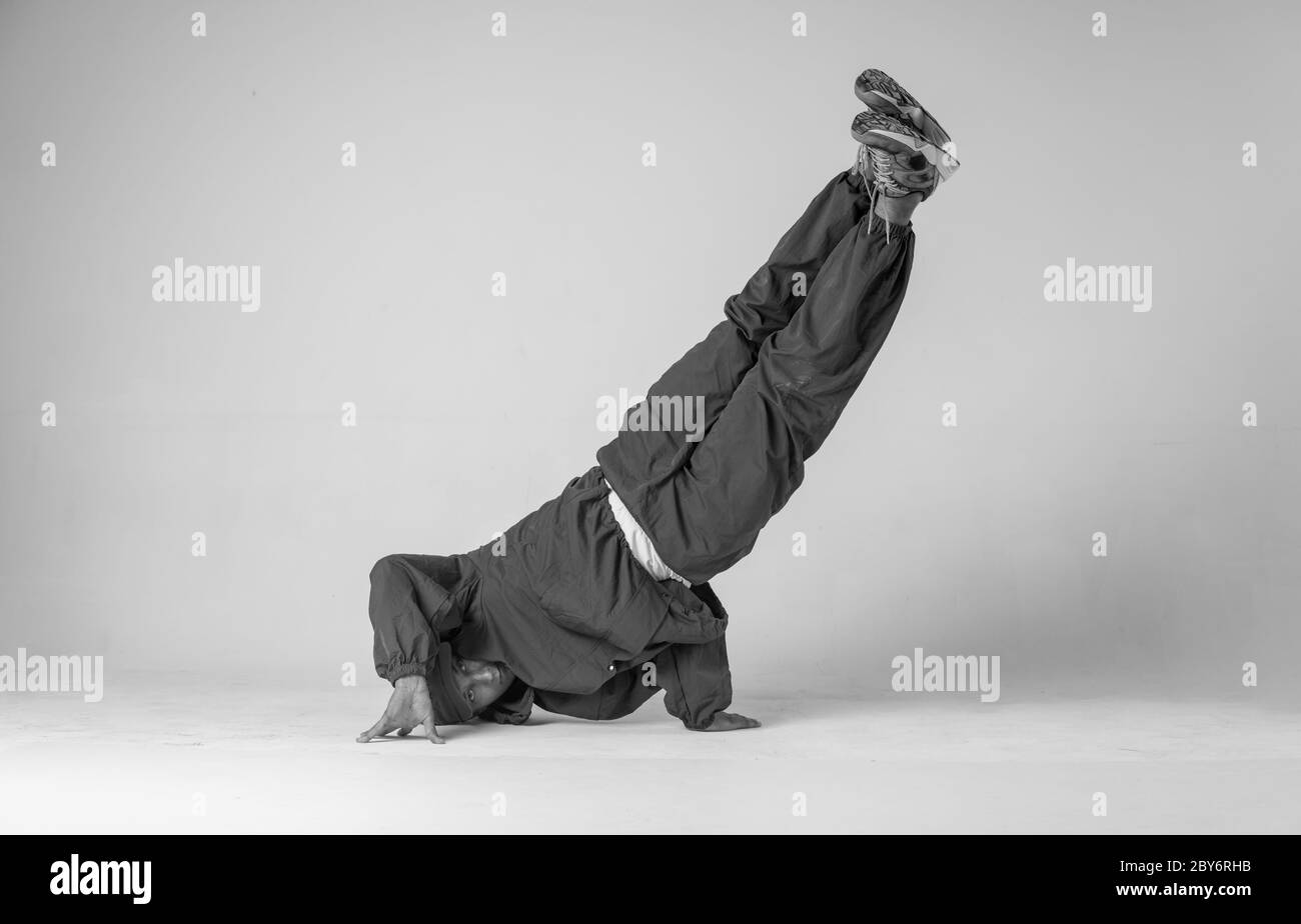 Einhand handstand hip hop -Fotos und -Bildmaterial in hoher Auflösung ...