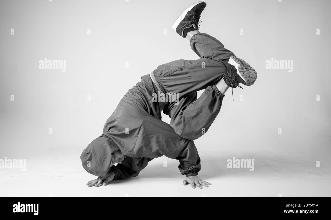 Einhand handstand hip hop -Fotos und -Bildmaterial in hoher Auflösung ...
