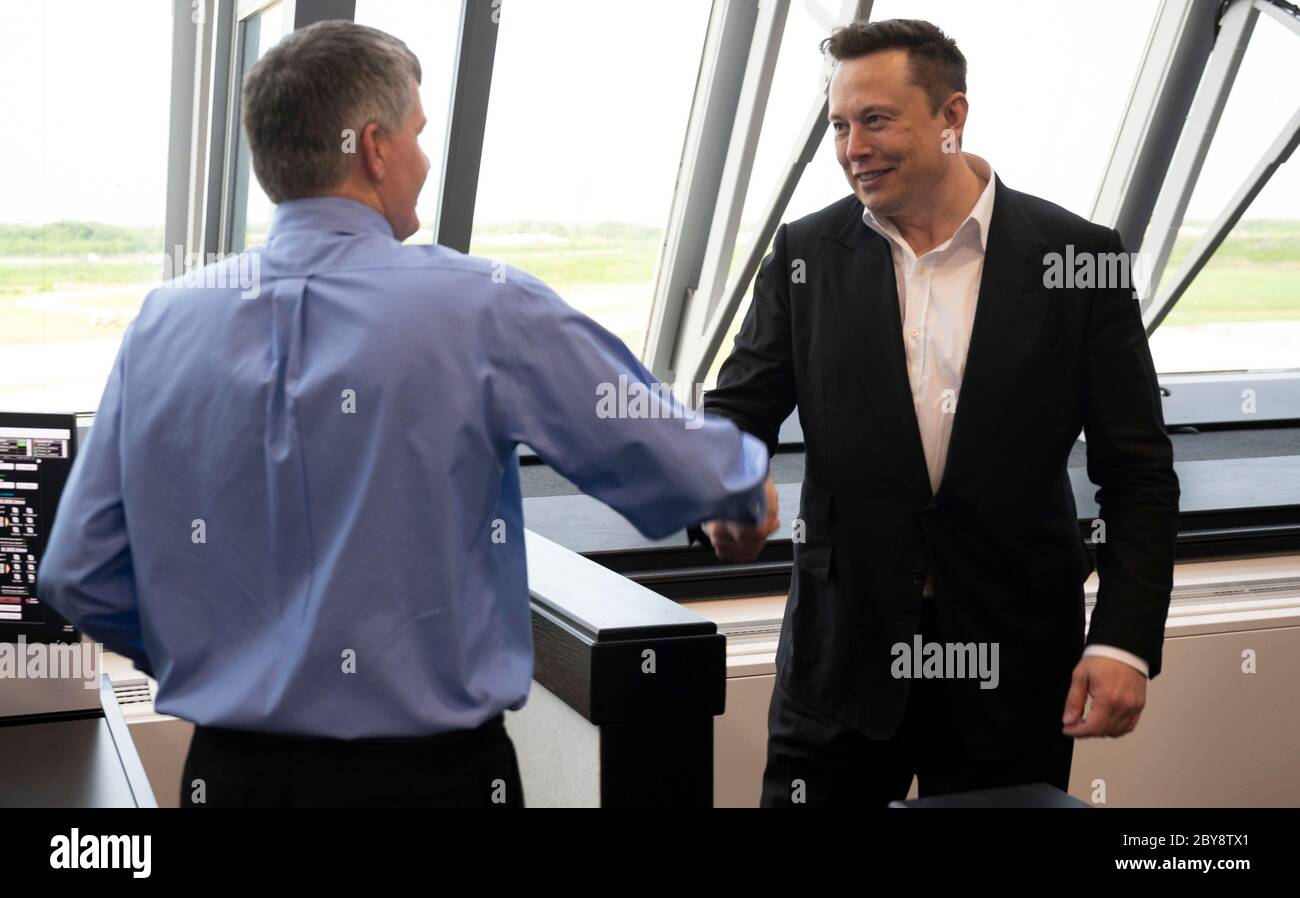 Elon Musk, Chief Engineer von SpaceX, schüttelt die Hände mit Steve ...