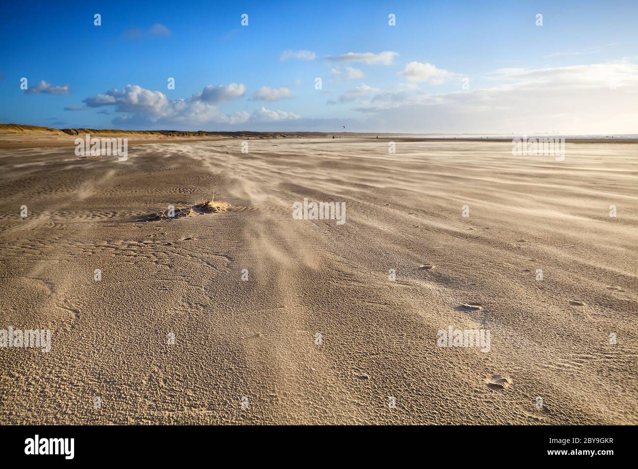 Strand windig -Fotos und -Bildmaterial in hoher Auflösung – Alamy