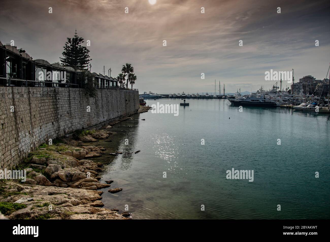 Hafen in athen -Fotos und -Bildmaterial in hoher Auflösung – Alamy