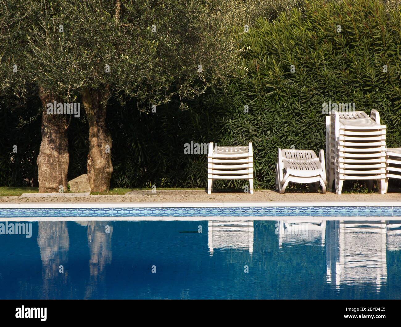 Sonnenliege am pool -Fotos und -Bildmaterial in hoher Auflösung – Alamy