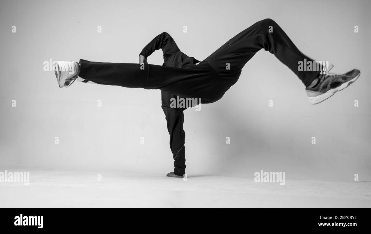 Einhand handstand hip hop -Fotos und -Bildmaterial in hoher Auflösung ...