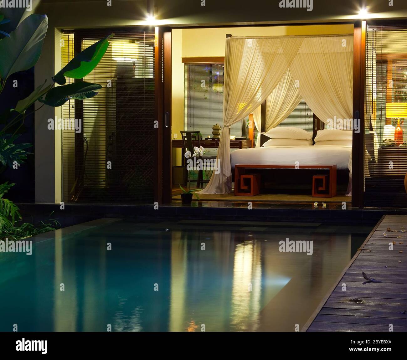 Pool bed -Fotos und -Bildmaterial in hoher Auflösung – Alamy