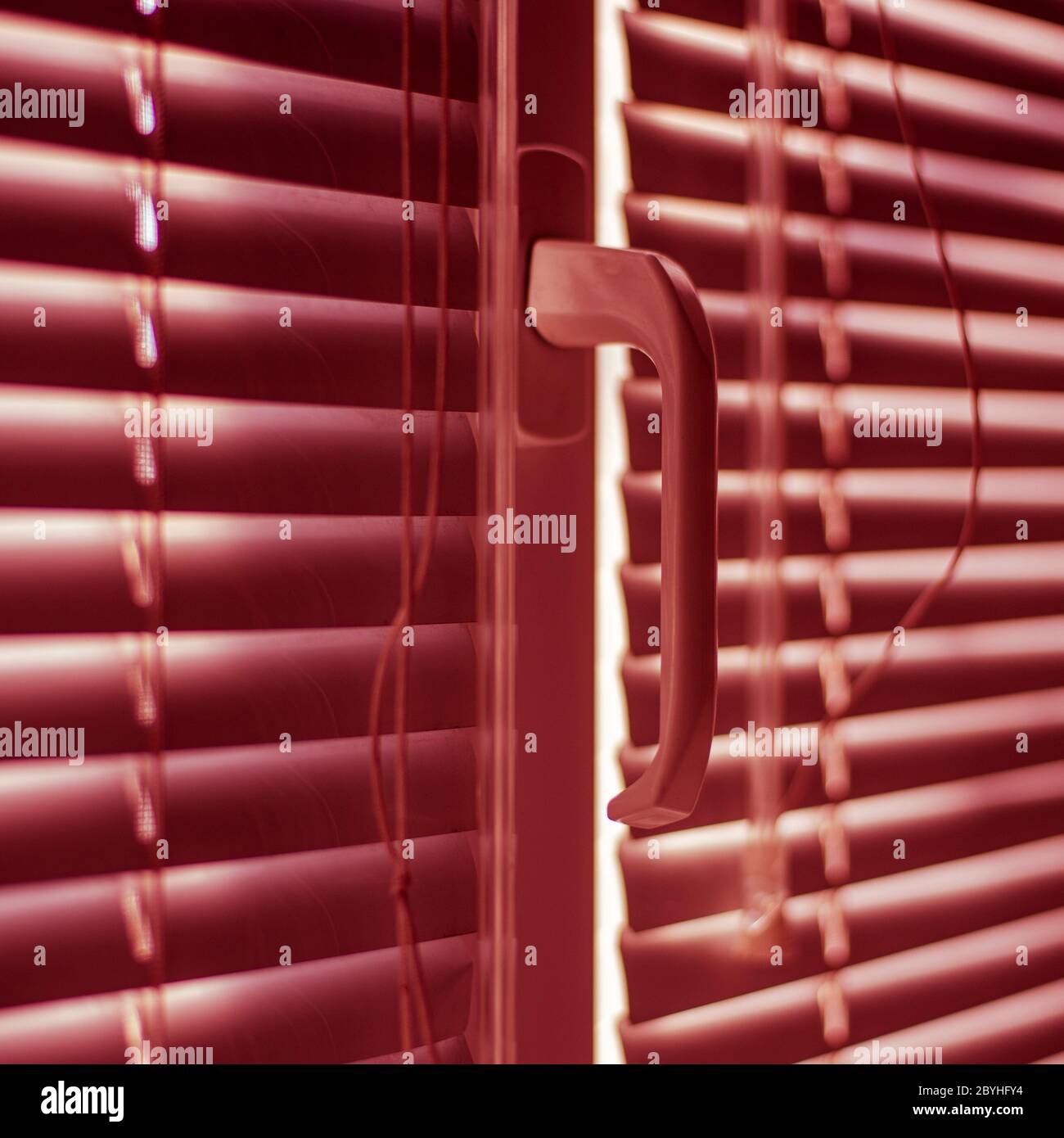 Rote Jalousien Am Fenster Stockfotos und -bilder Kaufen - Alamy