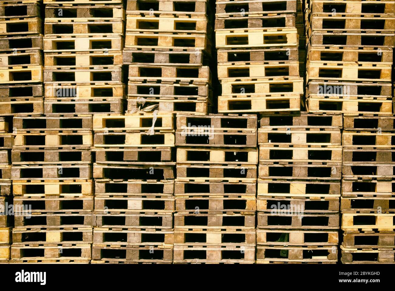 Hintergrund Paletten. Stapel von braunen, rauen Holzpaletten im Lager ...