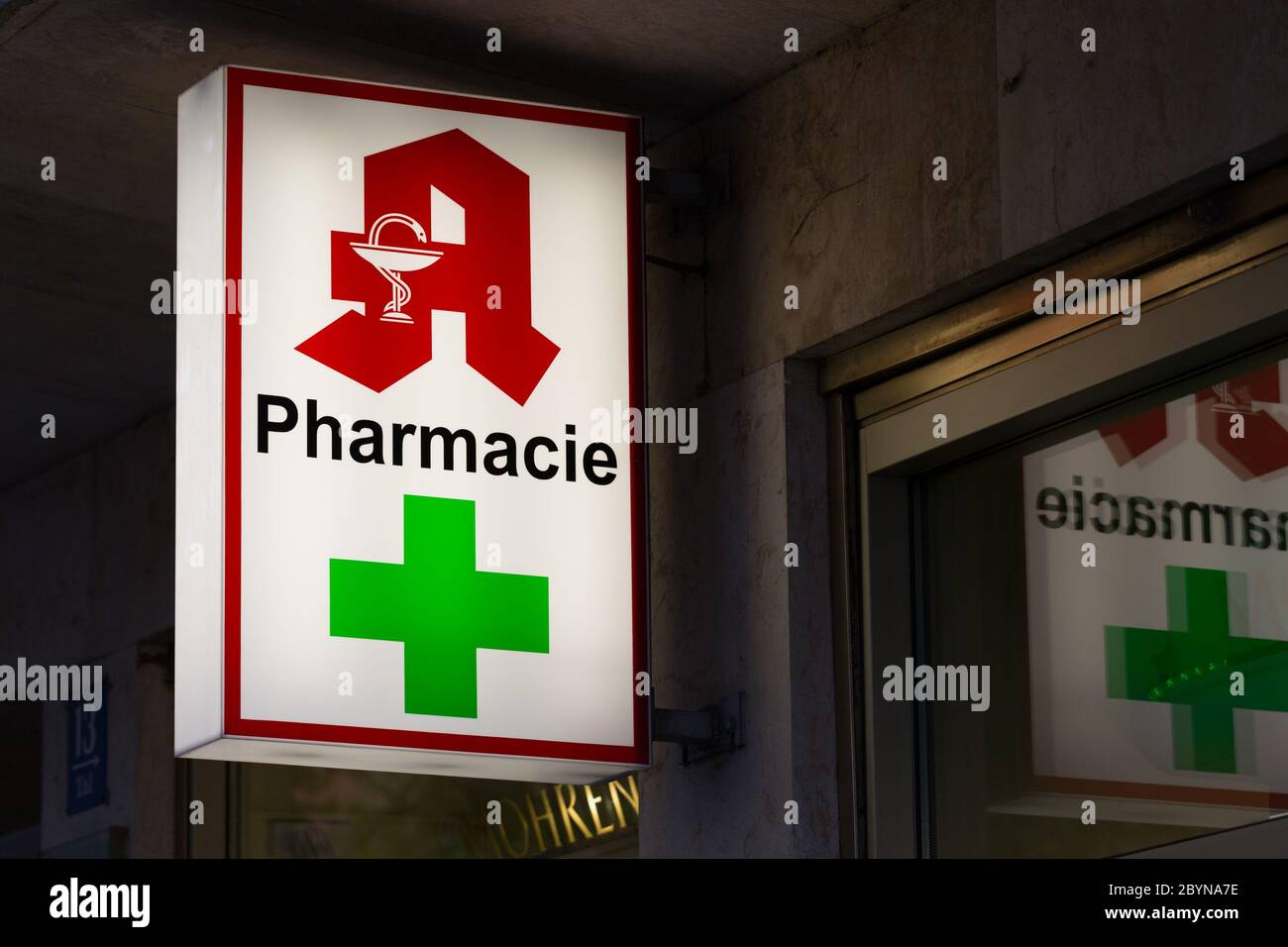 Apotheke kreuz schild -Fotos und -Bildmaterial in hoher Auflösung – Alamy