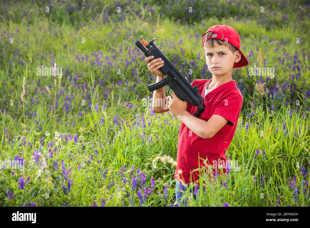 Kleiner junge mit einer waffe -Fotos und -Bildmaterial in hoher ...