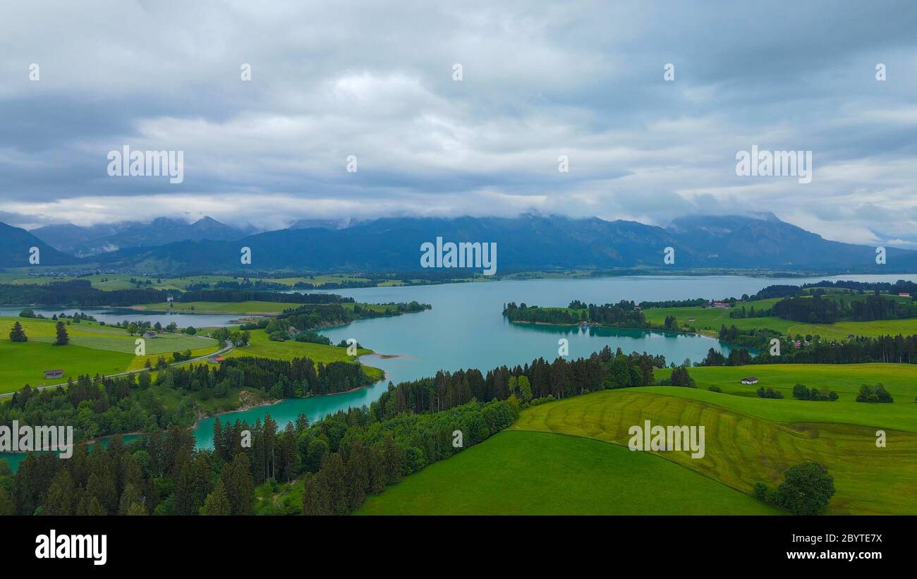 Luftaufnahme über den Forggensee bei Füssen in Deutschland ...