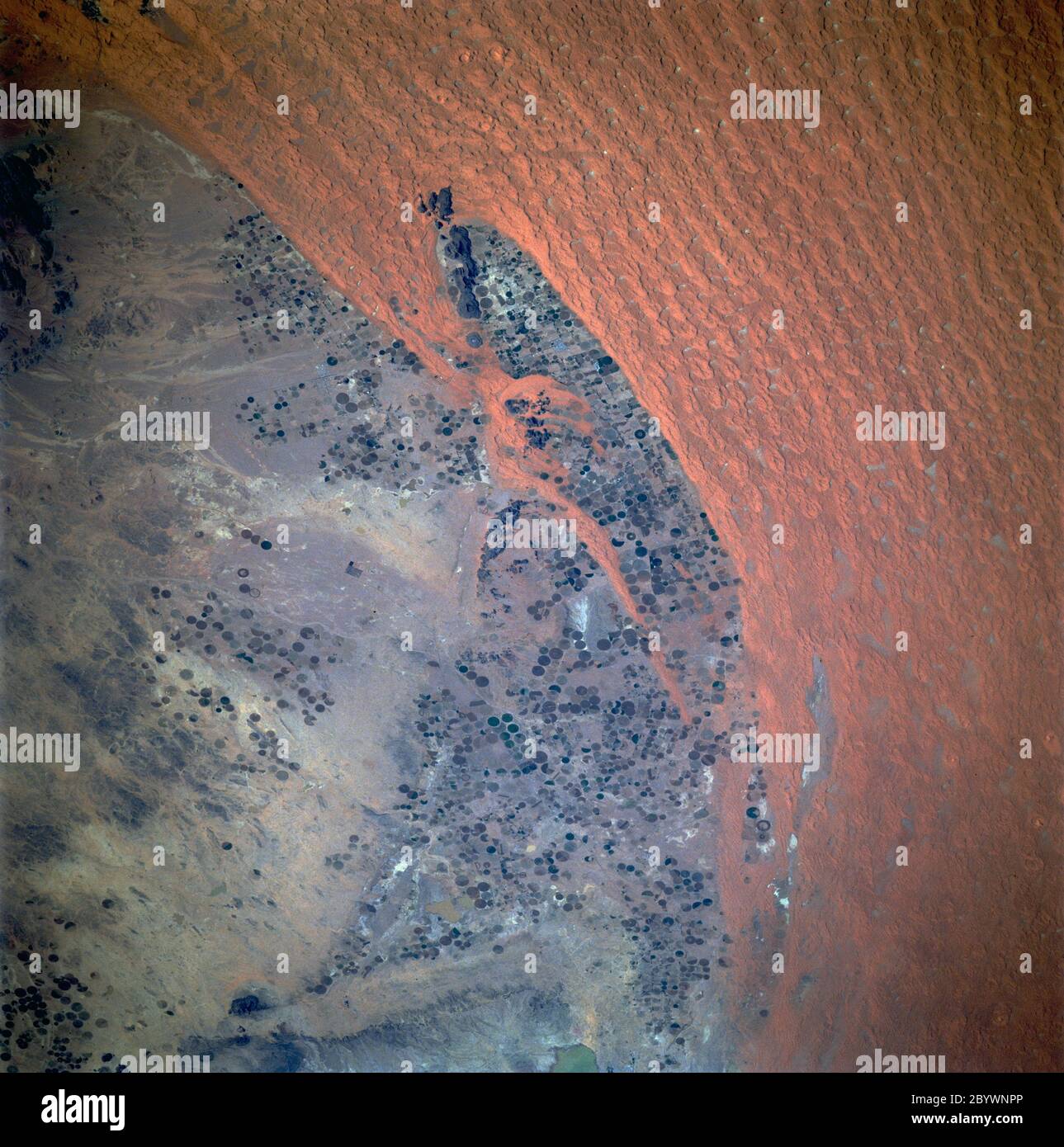 Centre pivot irrigation saudi -Fotos und -Bildmaterial in hoher ...