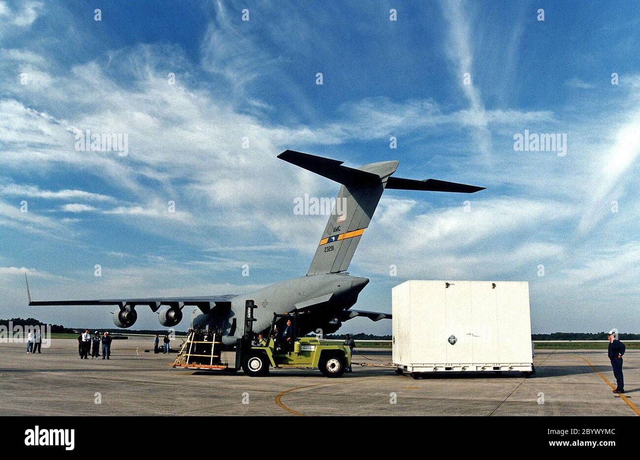 Die Arbeiter bereiten sich darauf vor, den großen Container mit dem ...