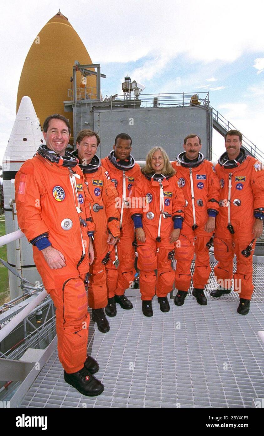 KENNEDY SPACE CENTER, Fla. -- die STS-85-Flugcrew-Mitglieder posieren ...