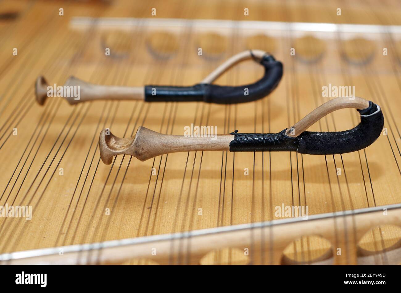 Dulcimer musical instrument -Fotos und -Bildmaterial in hoher Auflösung ...