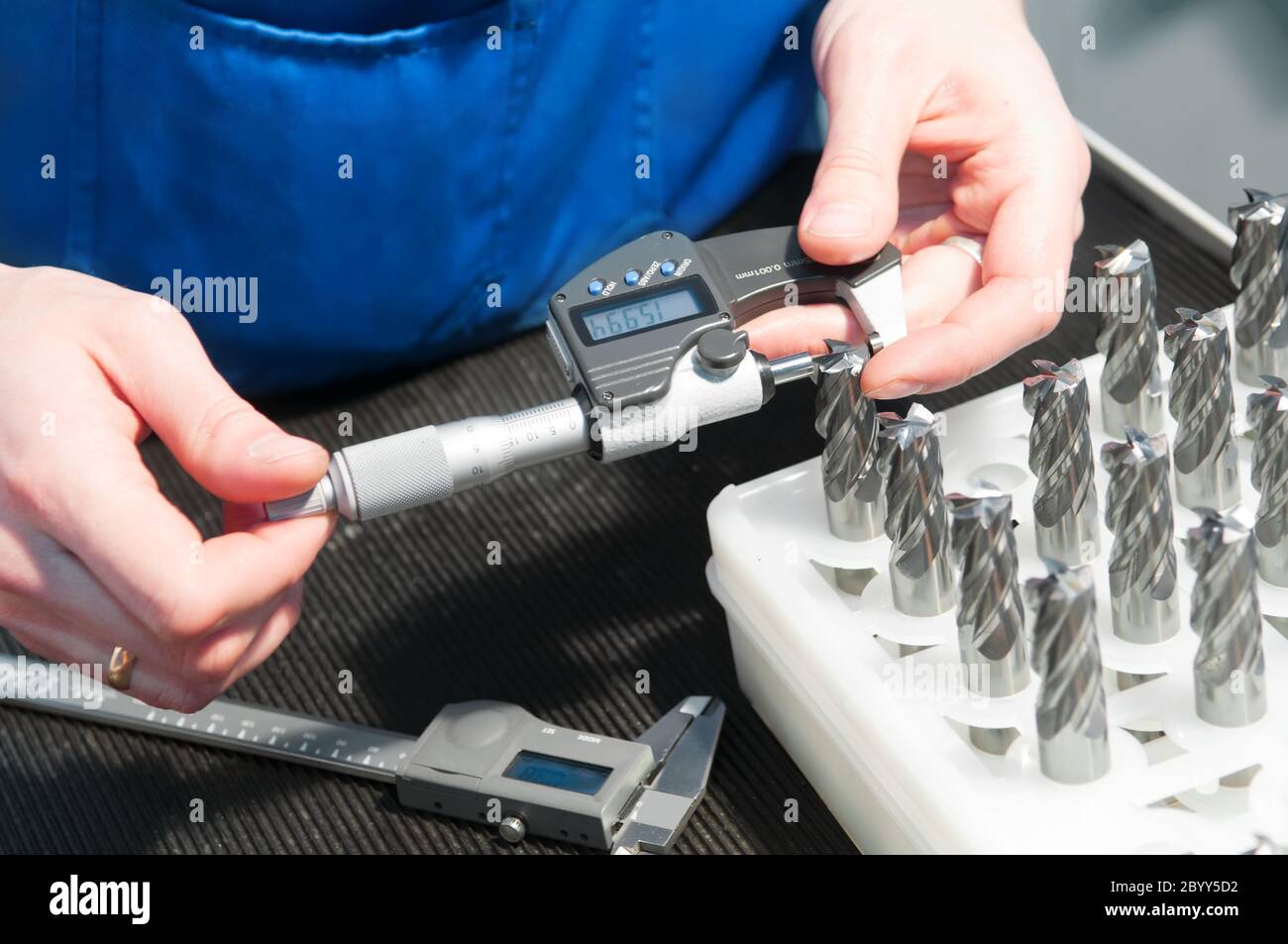 Mikrometer messen -Fotos und -Bildmaterial in hoher Auflösung – Alamy