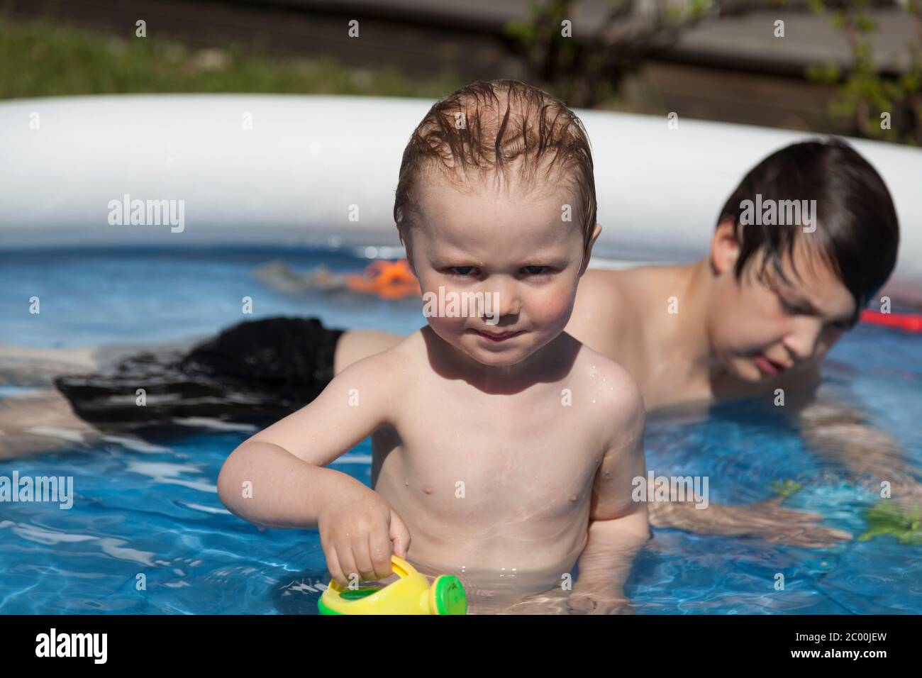 Kinder baden garten -Fotos und -Bildmaterial in hoher Auflösung – Alamy