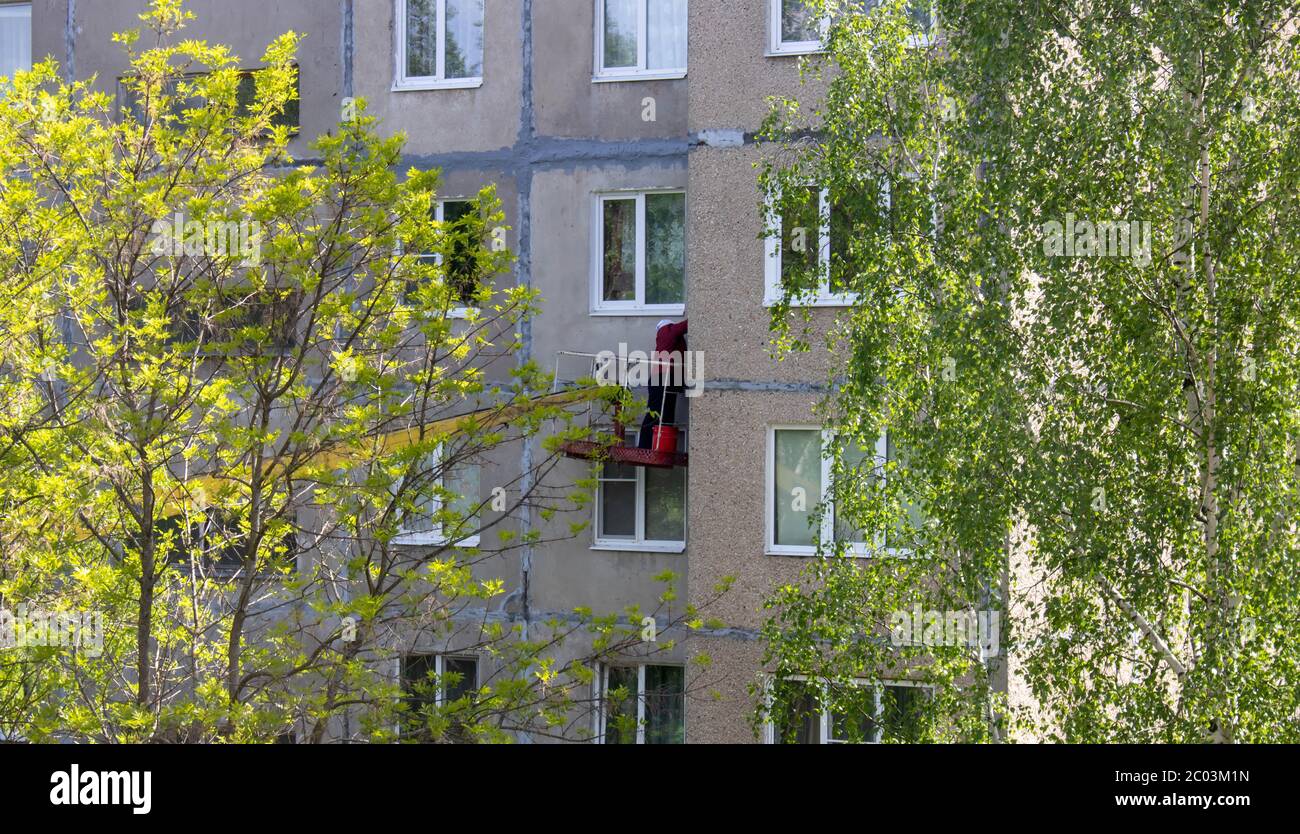 Reparaturarbeiten an der Fassade des Gebäudes. In der Phase der Wartung ...