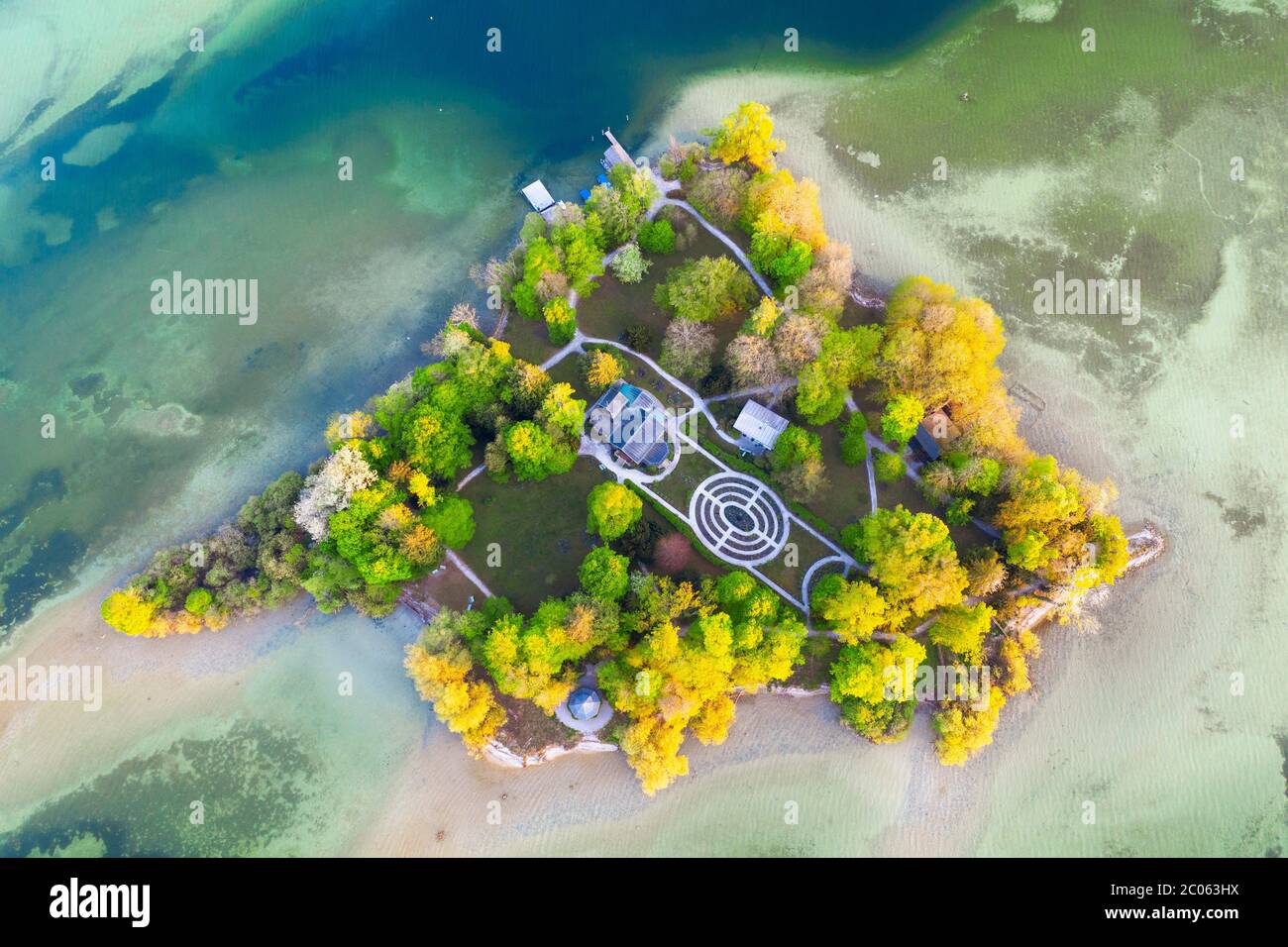 Schloss mit Schlossgarten auf der Roseninsel von oben, Starnberger See ...
