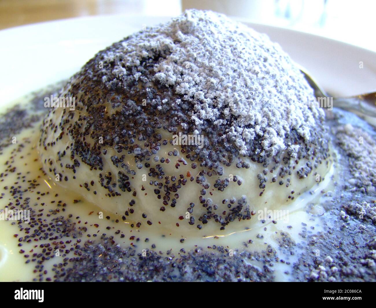 Germknoedl - Österreichische Knödel wie Dessert, mit Mohn und Pudding ...