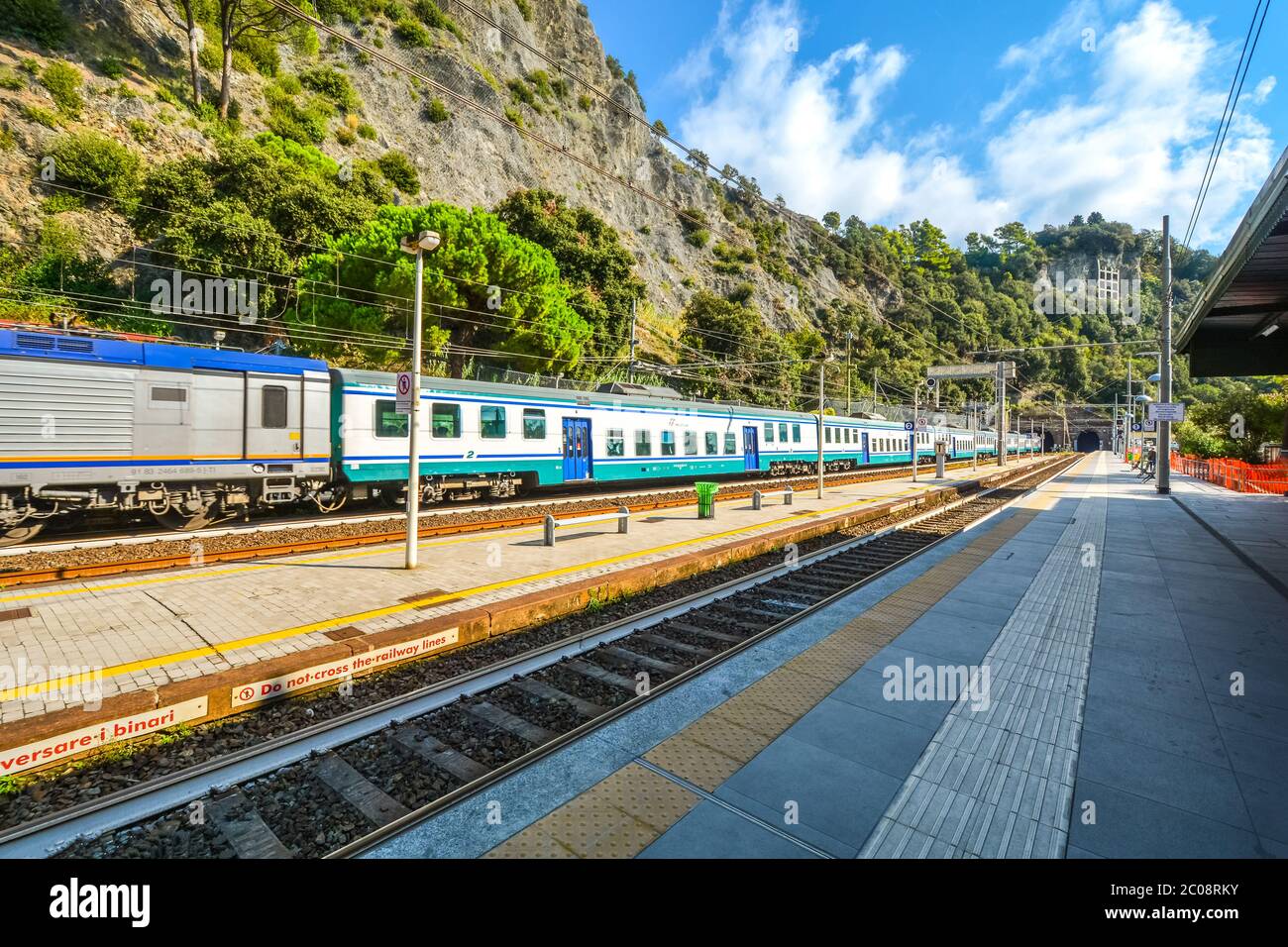 Ein sich bewegendes Trenitalia Zug durch die Titel auf dem Bahnhof in ...