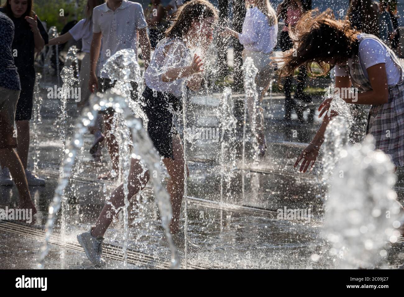 Madchen baden -Fotos und -Bildmaterial in hoher Auflösung – Alamy
