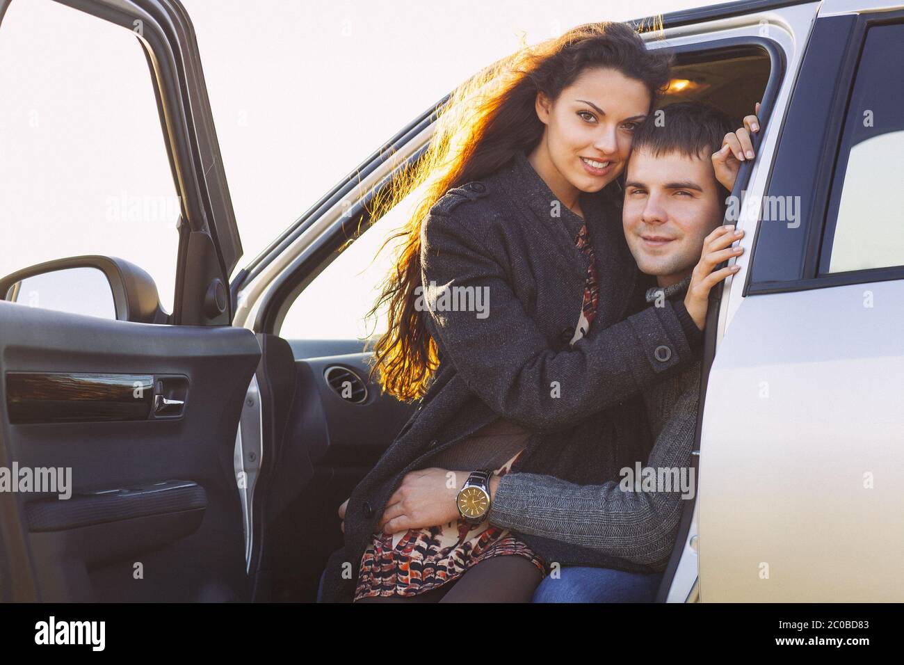 Kuss in auto -Fotos und -Bildmaterial in hoher Auflösung – Alamy