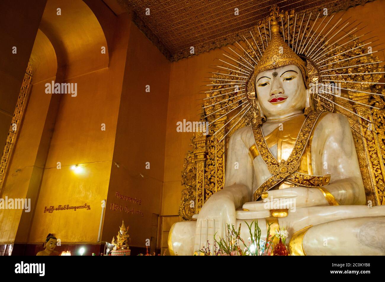 Buddha sitzt beten -Fotos und -Bildmaterial in hoher Auflösung – Alamy