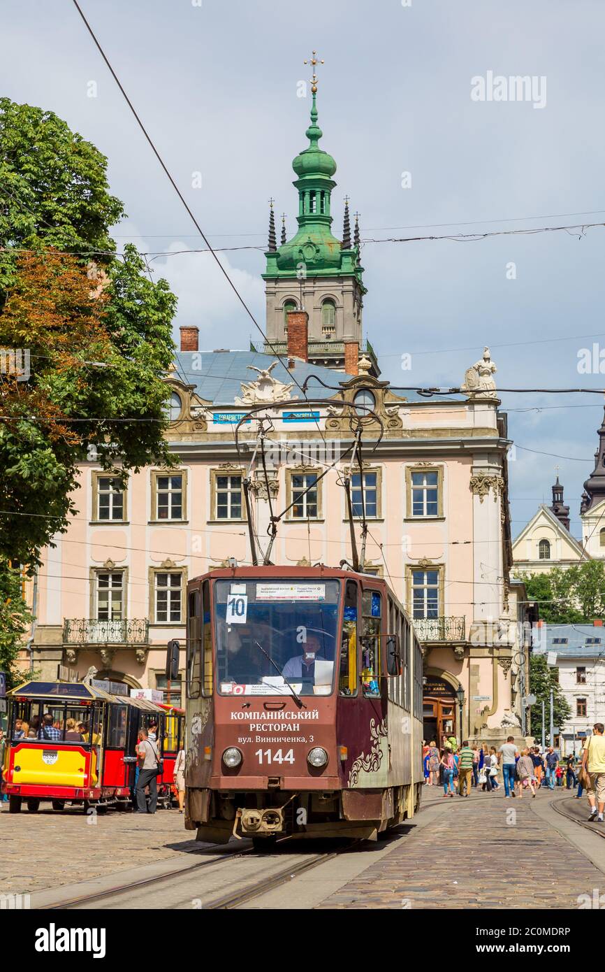 Die alte Straßenbahn befindet sich im historischen Zentrum von Lemberg Stockfotografie - Alamy