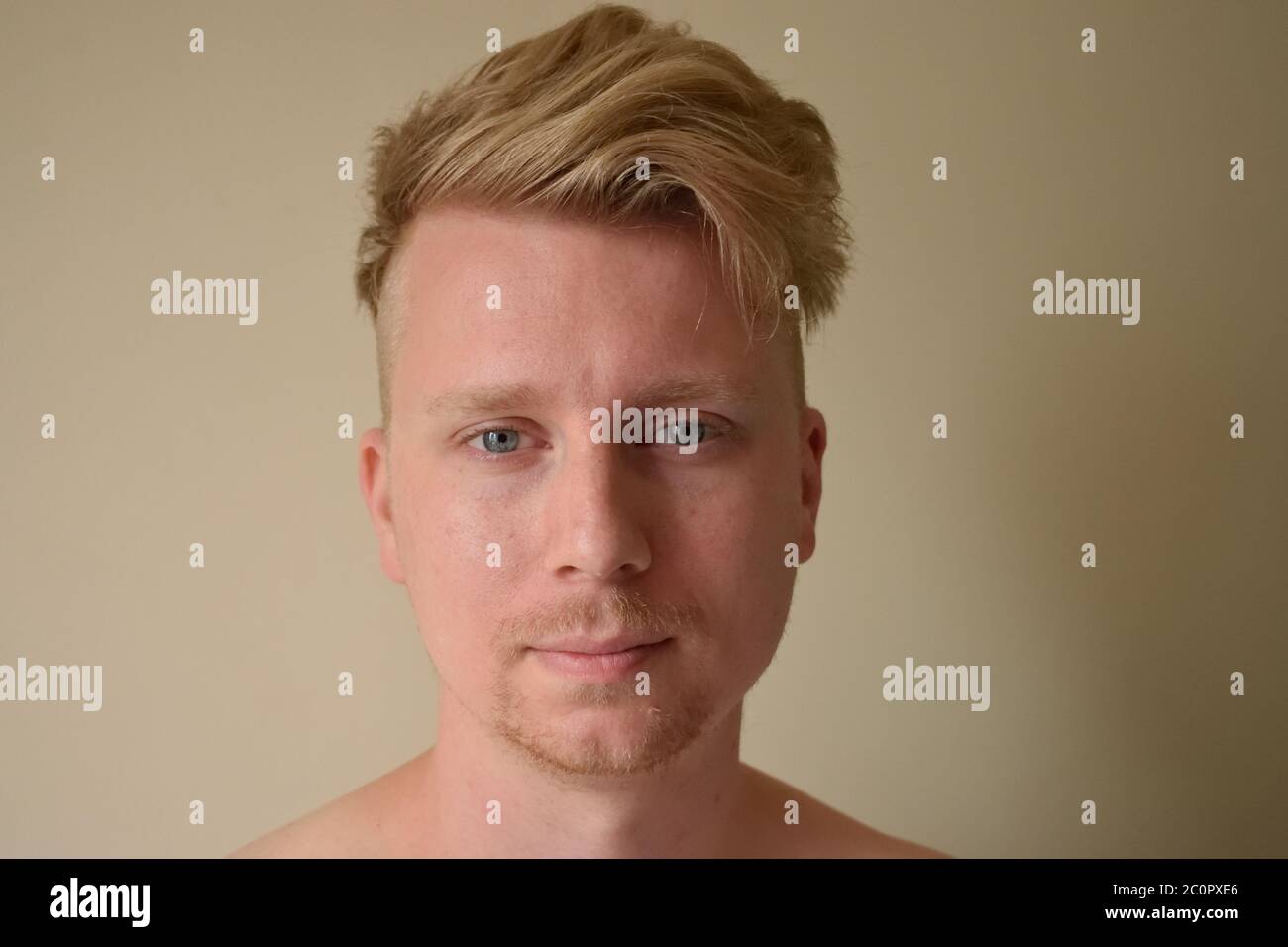 Blondes haar blauäugiger junger mann -Fotos und -Bildmaterial in hoher ...