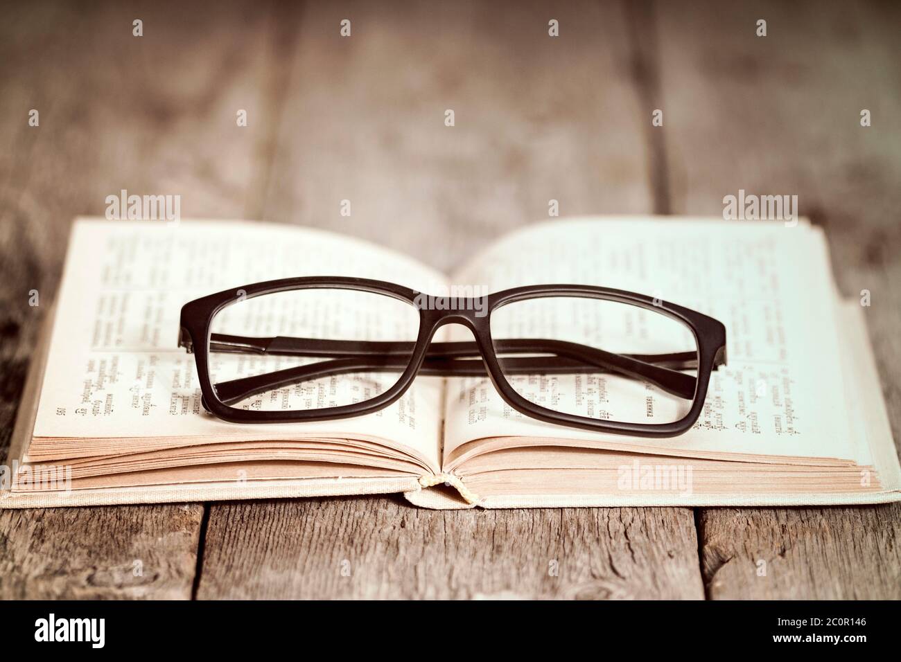 Altes buch mit brille -Fotos und -Bildmaterial in hoher Auflösung – Alamy