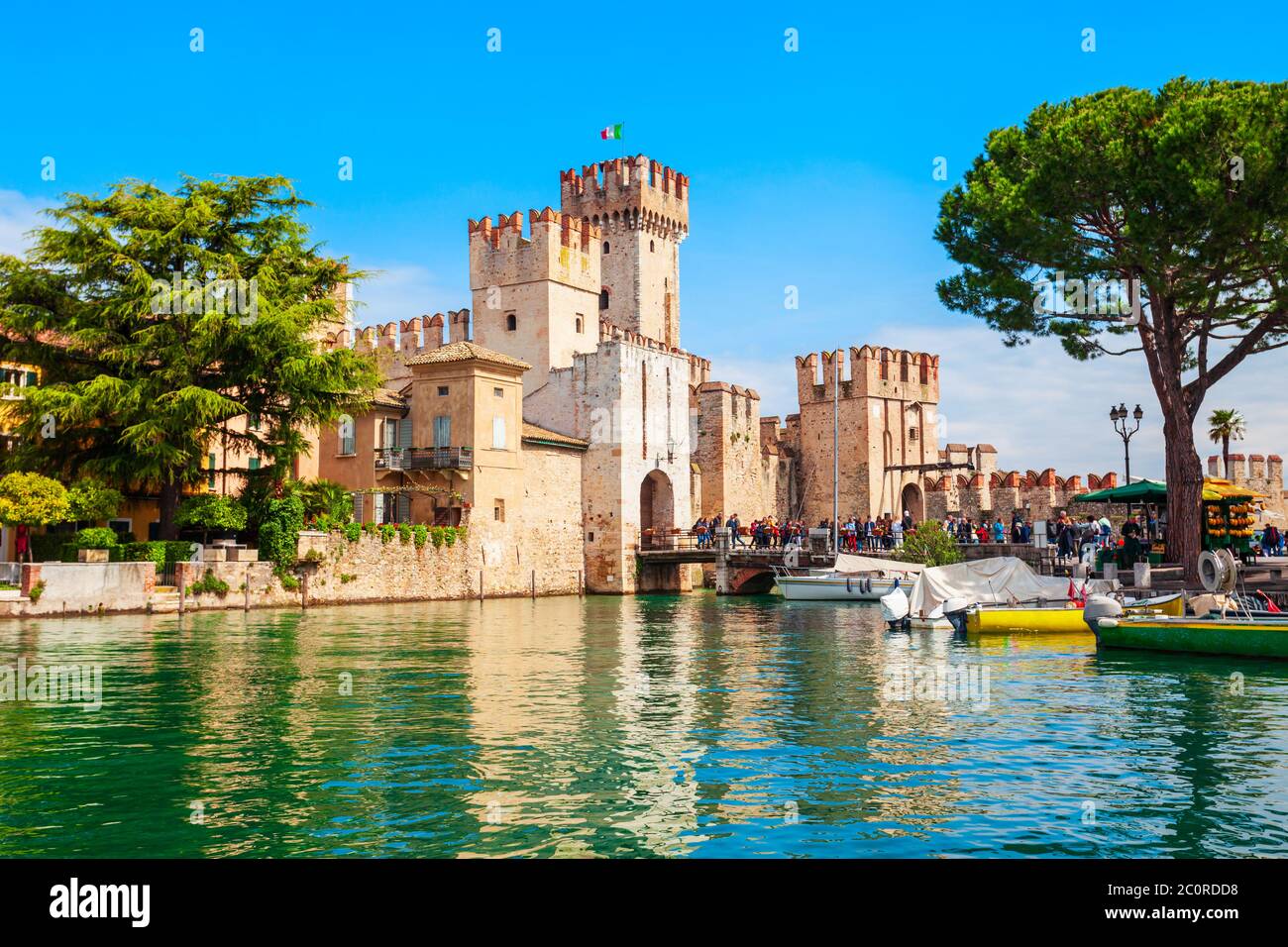 Schloss Scaligero ist eine Festung im historischen Zentrum der Stadt ...