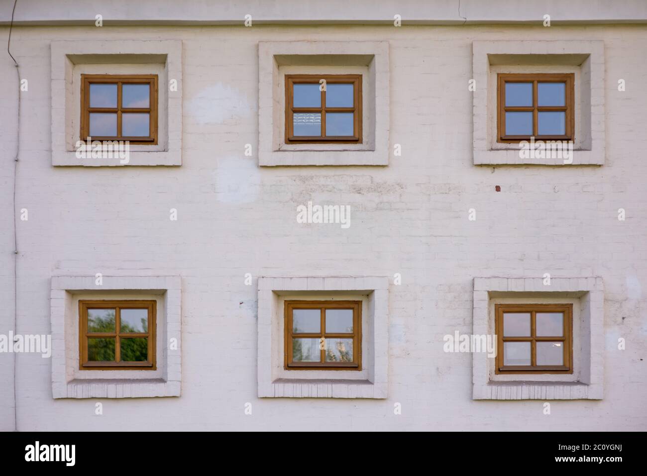 Alte backsteinmauer mit fenstern -Fotos und -Bildmaterial in hoher ...