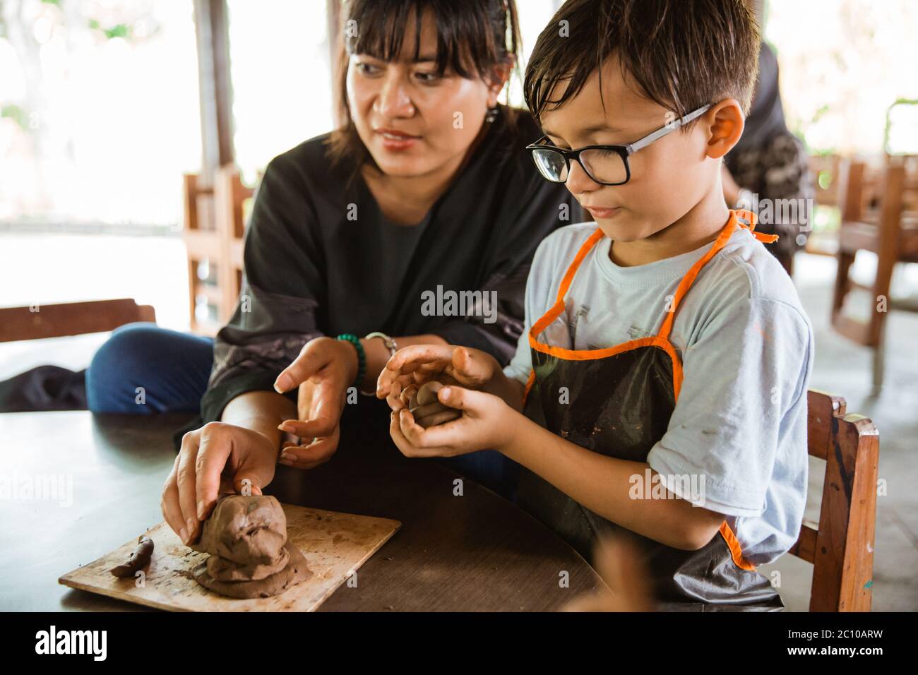 Weibliche kinder kinder ton -Fotos und -Bildmaterial in hoher Auflösung ...